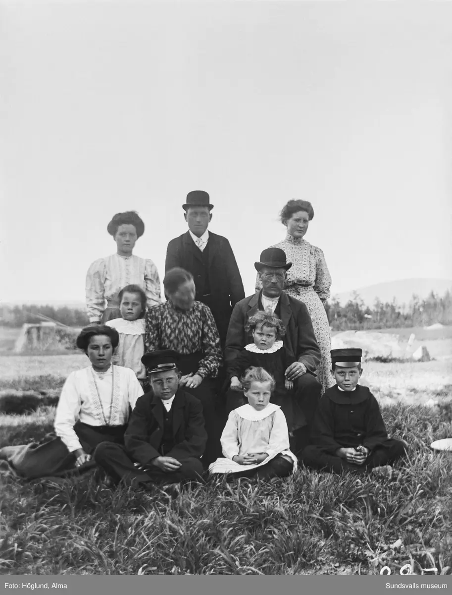 Gruppfoto av familjen Hultin i Fanbyn, Stöde. I mitten makarna Olof och ...
