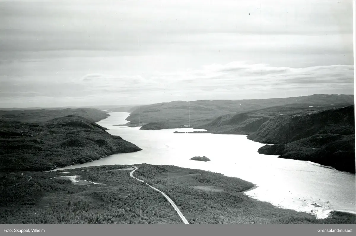 Flyfoto av Langfjorden. - Grenselandmuseet / DigitaltMuseum