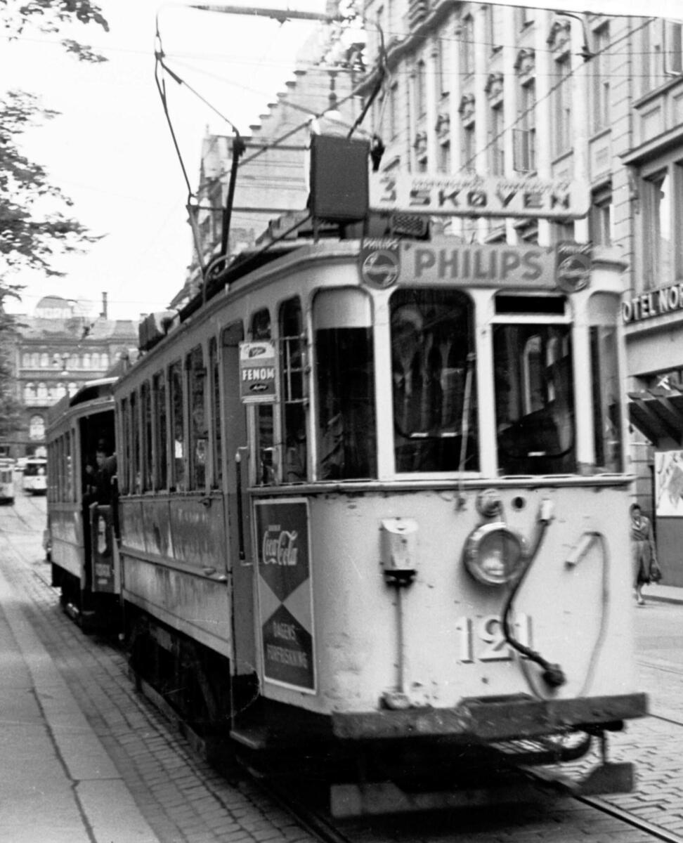 Oslo Sporveier, HaWa nr. 121 og en bred SS, på linje 3 i Stortingsgata ...