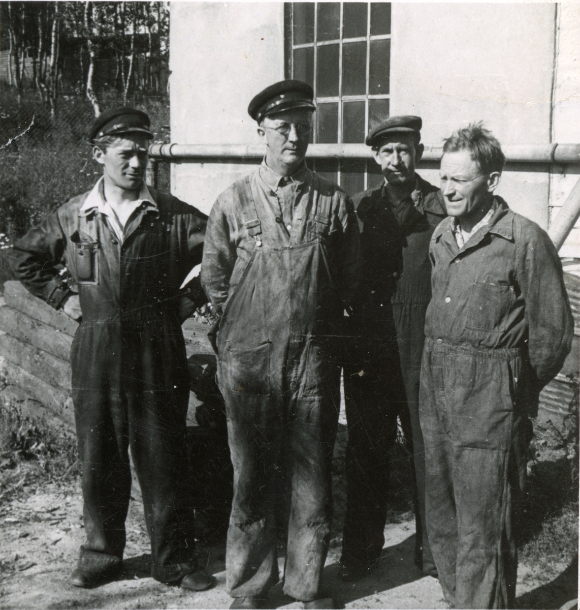 Fra v. 2, Oskar Bergvik 4. Kristian Gundersen. Utenfor øvre lokstall på ...