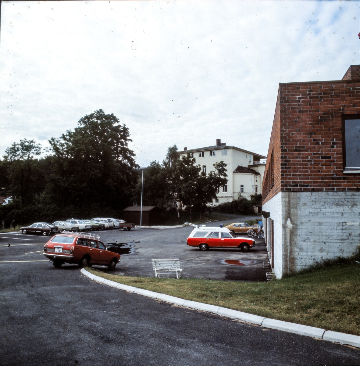 Parkering ved Kragerø sykehus, Marienlyst ca. 1980-åra. Ble revet. Den ...
