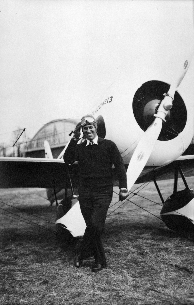 Porträttfoto av flygförare Frank Hawks framför flygplan Texaco no 13 ...