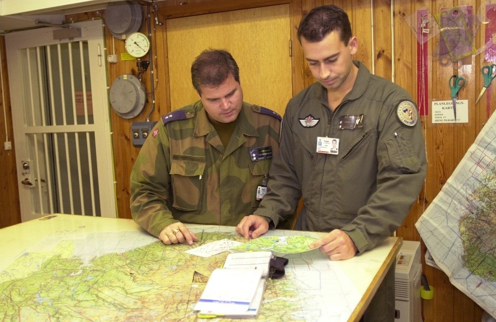 Mission Support ved 332 Skvadron OPS - Forsvarets museer / DigitaltMuseum