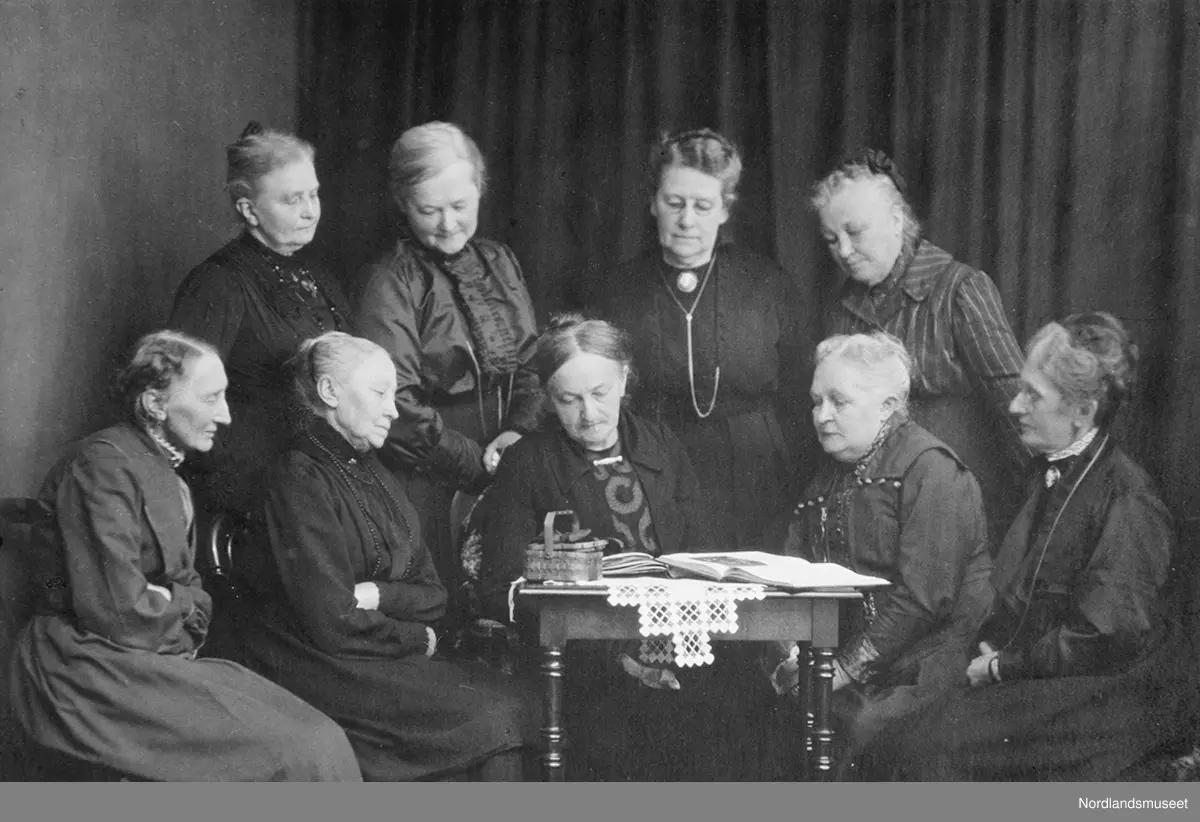 Gruppebilde av 9 eldre Bodødamer. Stående bak fra venstre: fru ...