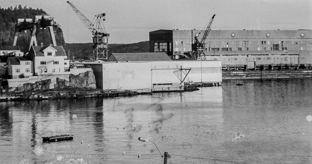 Blåhalen kom fra Horten Verft og ble fraktet sjøveien til Tangen verft ...