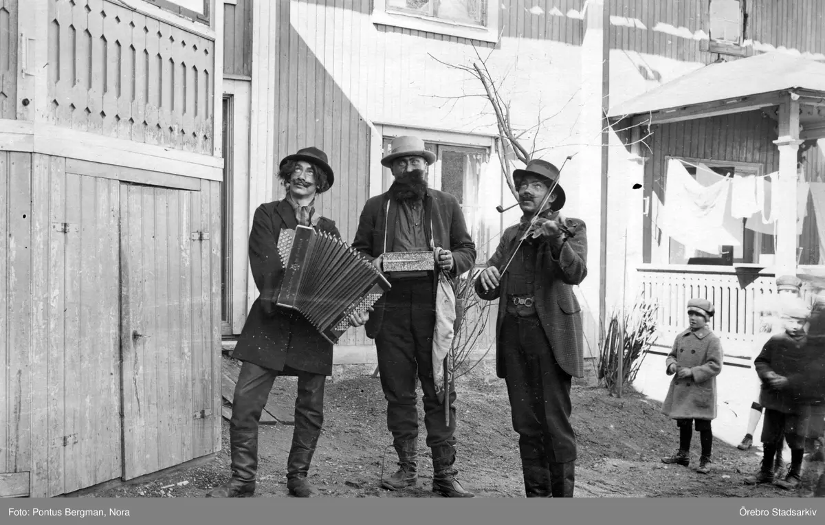 Serenad på bakgård i Nora, 1923 - Örebro Stadsarkiv / DigitaltMuseum