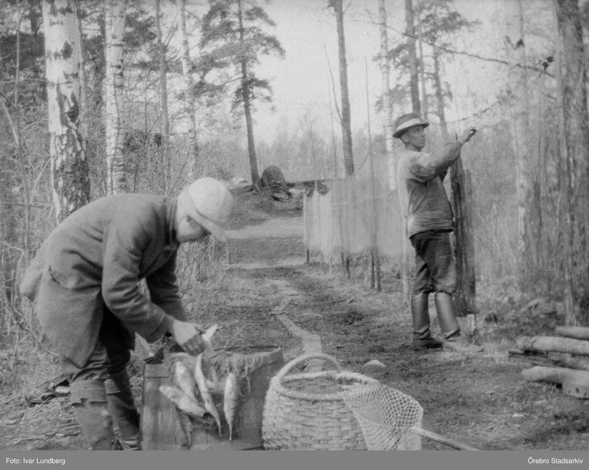 Fiskare med fångst, 1940-tal - Örebro Stadsarkiv / DigitaltMuseum