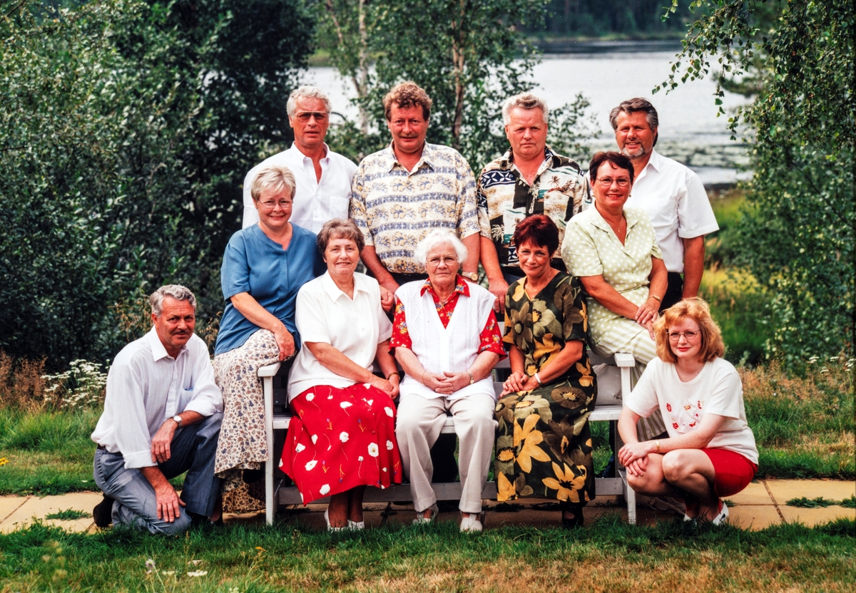 Gruppe. Familiebilde, familien etter Olav Åsmund Hansen (1915 - 1985 ...