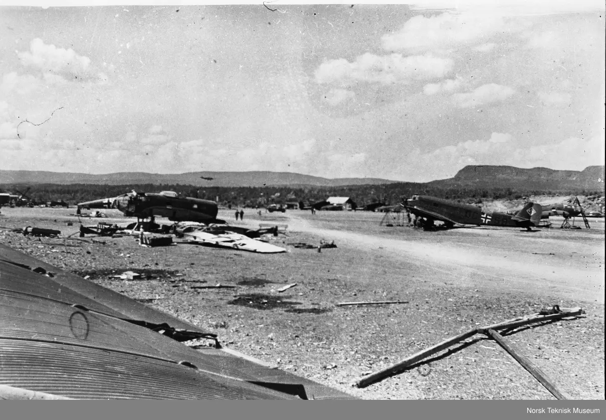 Tysk Junker JU-52 og restene av en Heinkel HE-III på Fornebu - Norsk ...