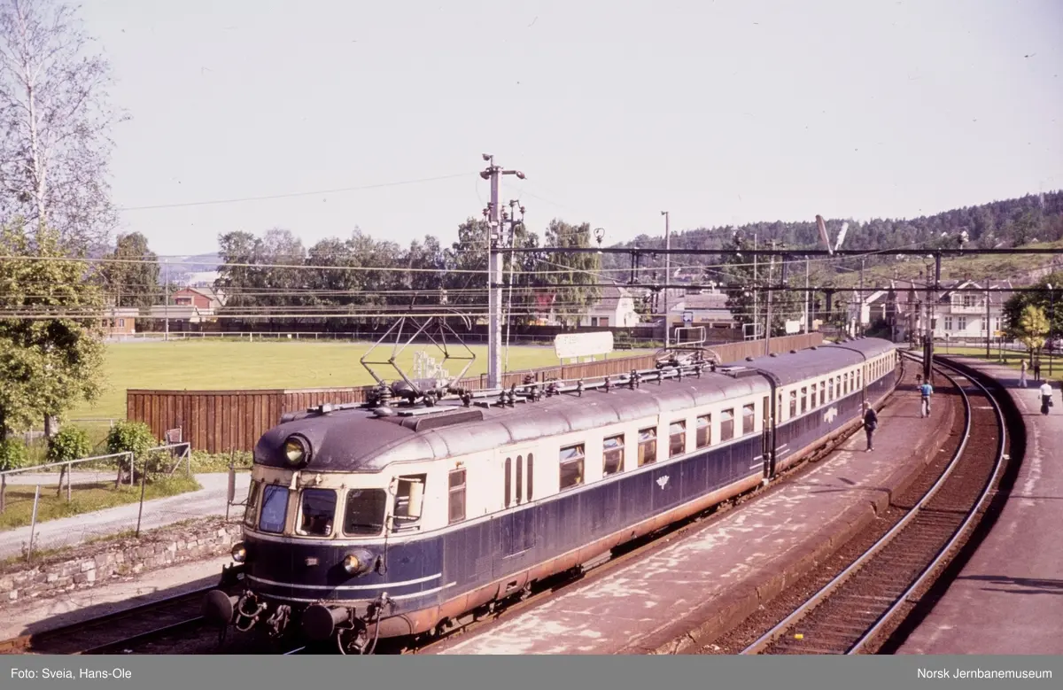 Elektrisk motorvognsett type 66 med motorvogn BFM 66 01 fremst på ...