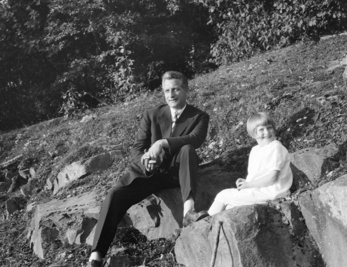 Alf S. Rustad og datteren Elin fra Lillehammer i sommerlig landskap ...