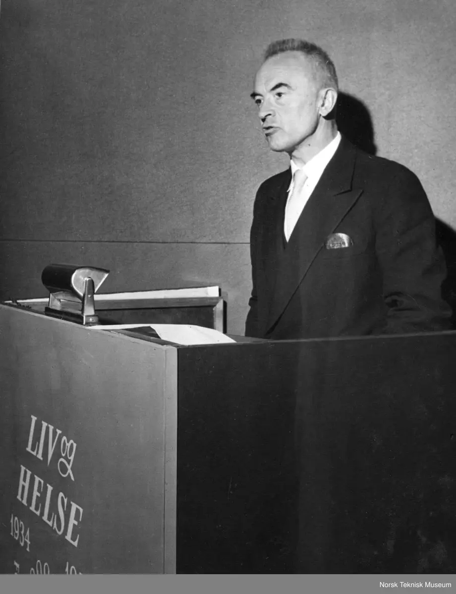 Karl Evang taler ved markeringen av Liv og Helse 25 år i 1959. - Norsk ...