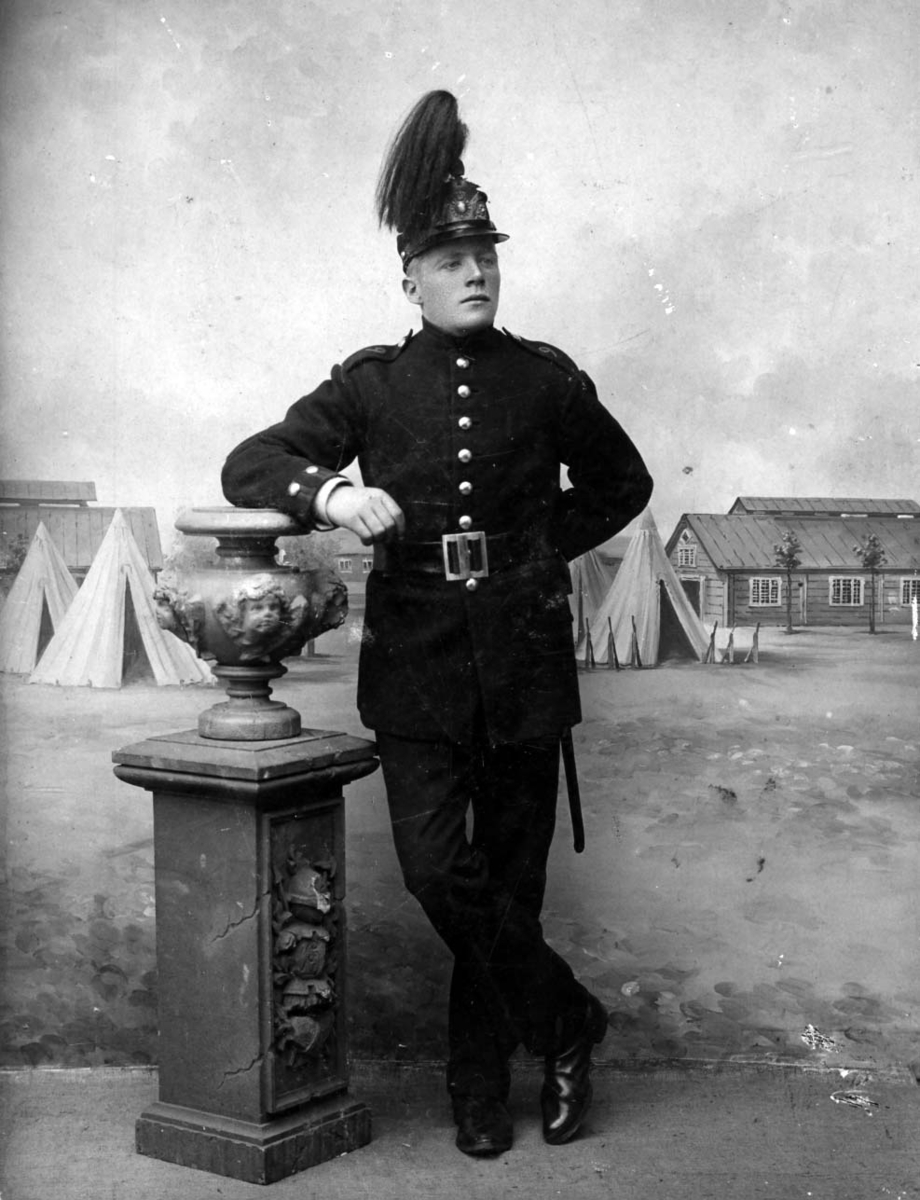 Ett porträtt på Karl Gustafson vid ett tältläger i Axvall ...