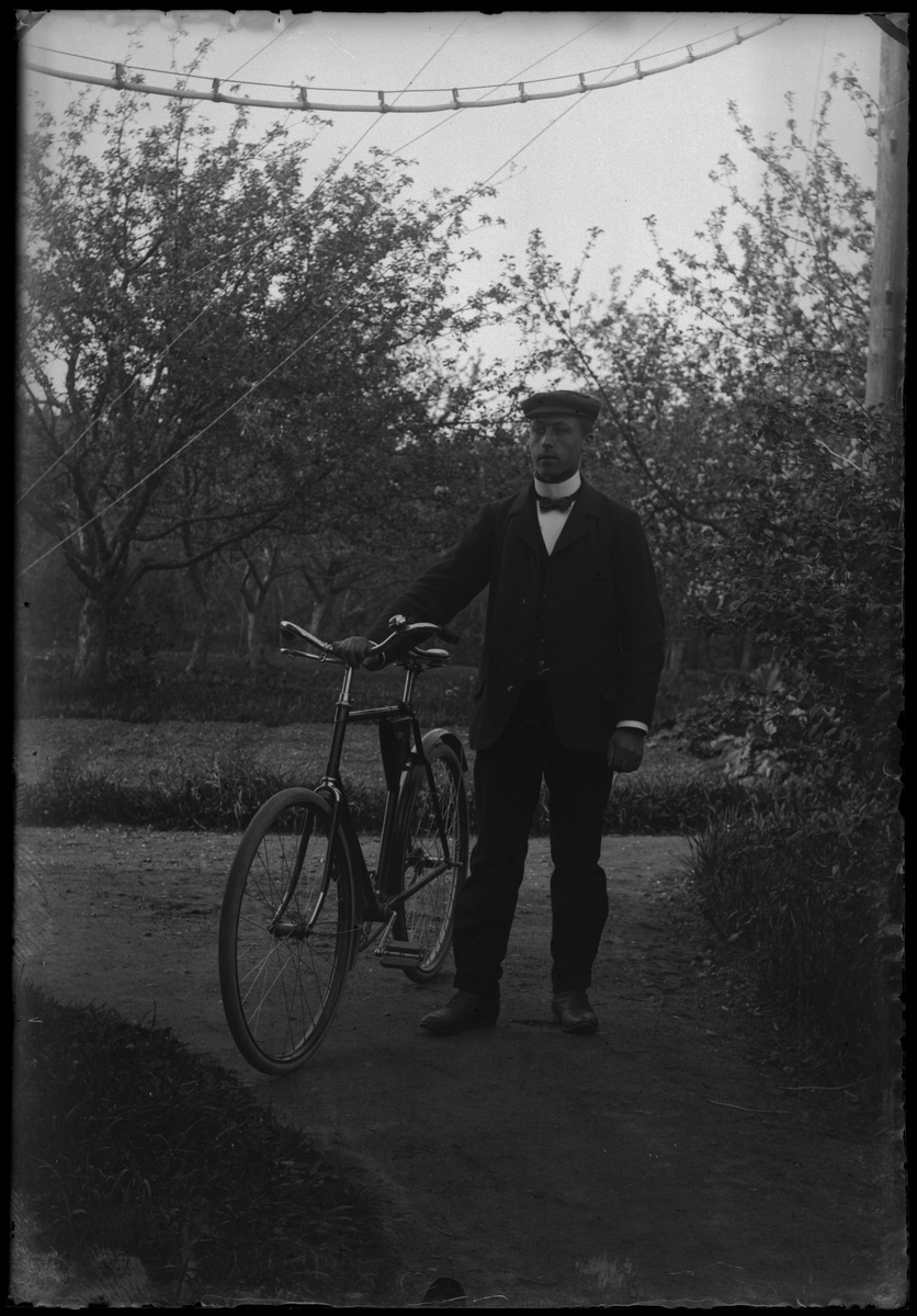 Man med cykel - Västergötlands museum / DigitaltMuseum