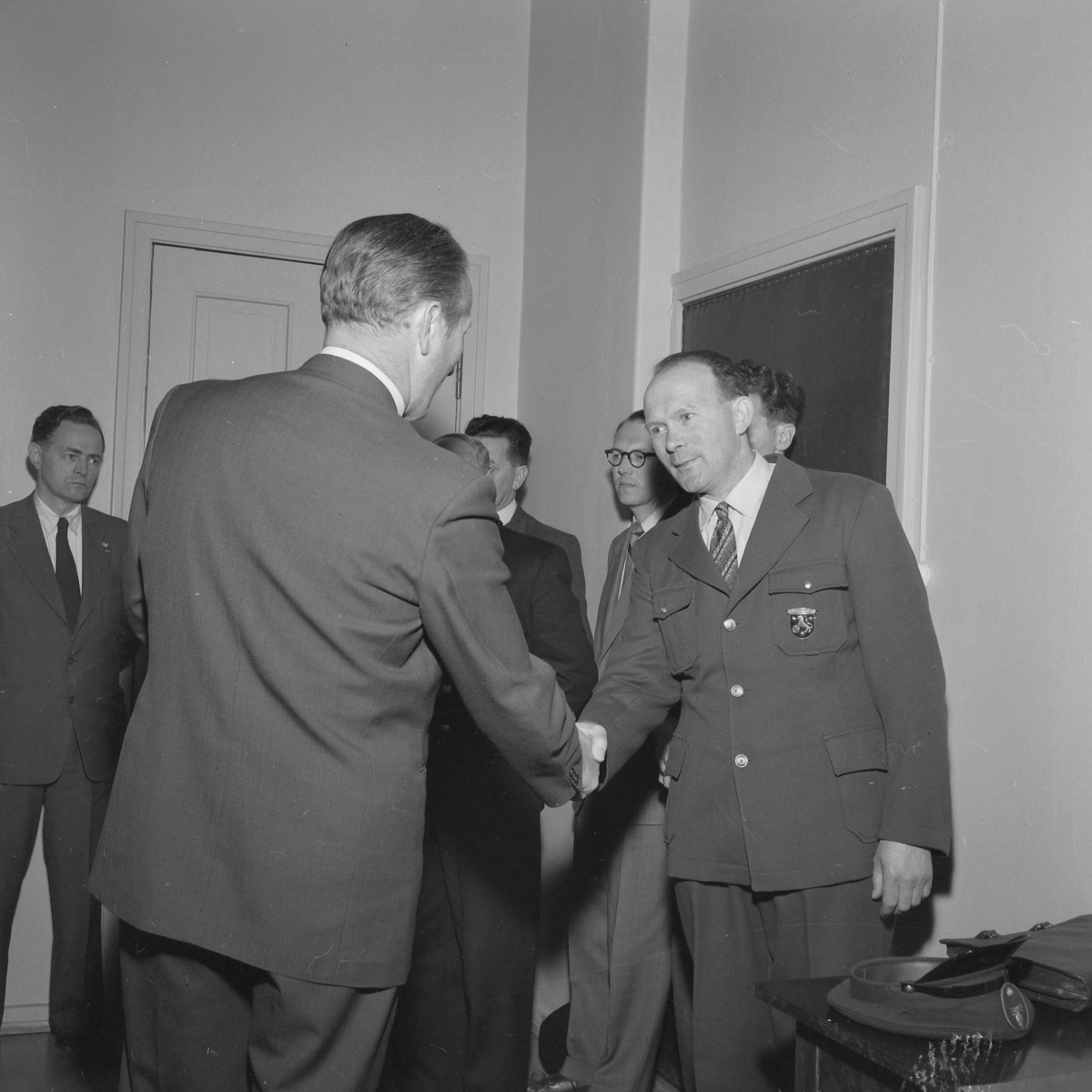 Olav Skovik tildeles hederstegn av NAF for 25 års prikkfri kjøring ...