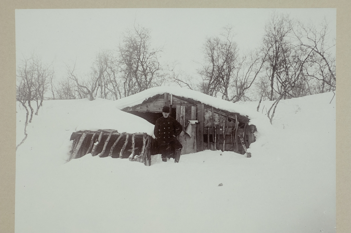 Man framför en enkel byggnad/barack i trä, Abisko. - Nordiska museet ...
