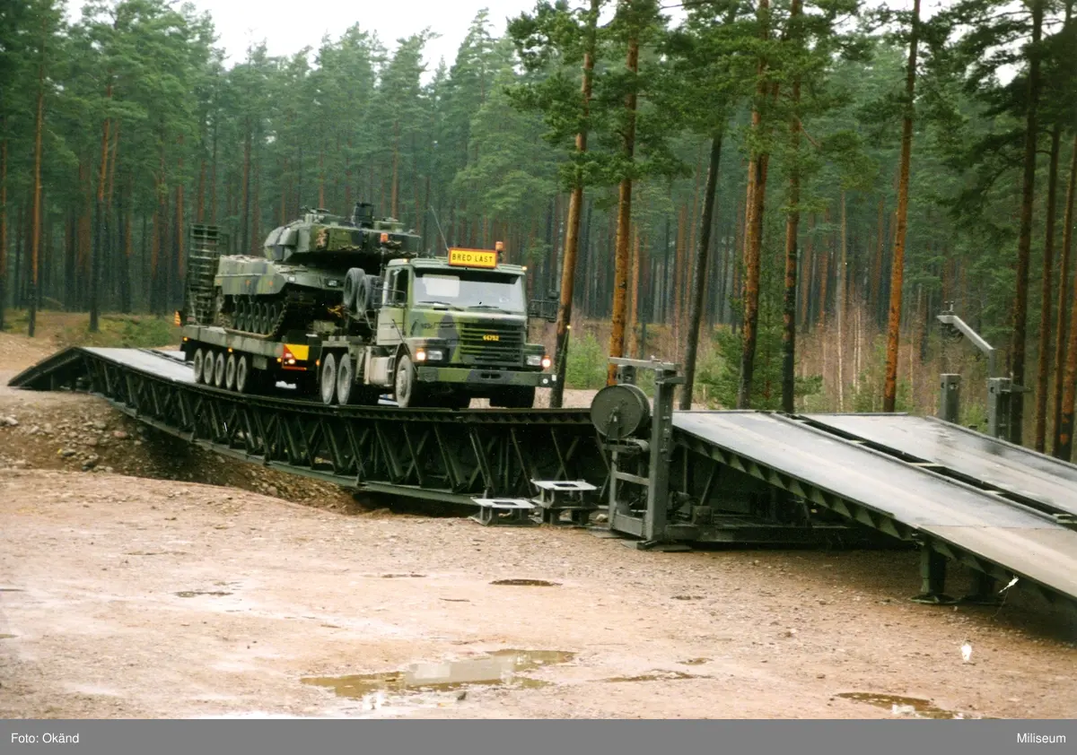 Krigsbro 5 (KB 5). Scania lastbil 143H och Stridsvagn 122. - Miliseum ...