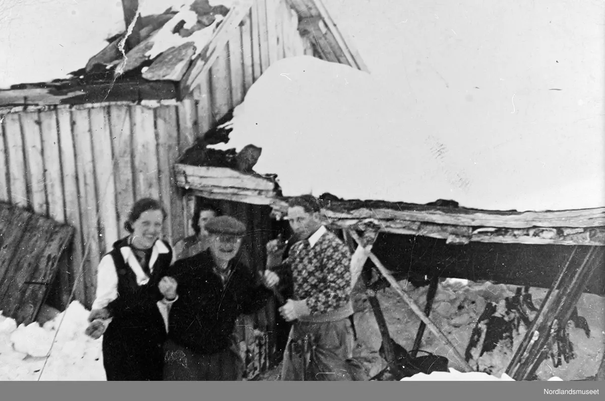 Munter gjeng utenfor Skogmo-hytta på Gåsvatnet. Fra venstre: Kaia ...