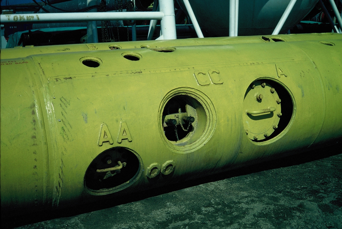 Noen store, gule rør med hull til håndtak og fester inne i rørene. Det ...