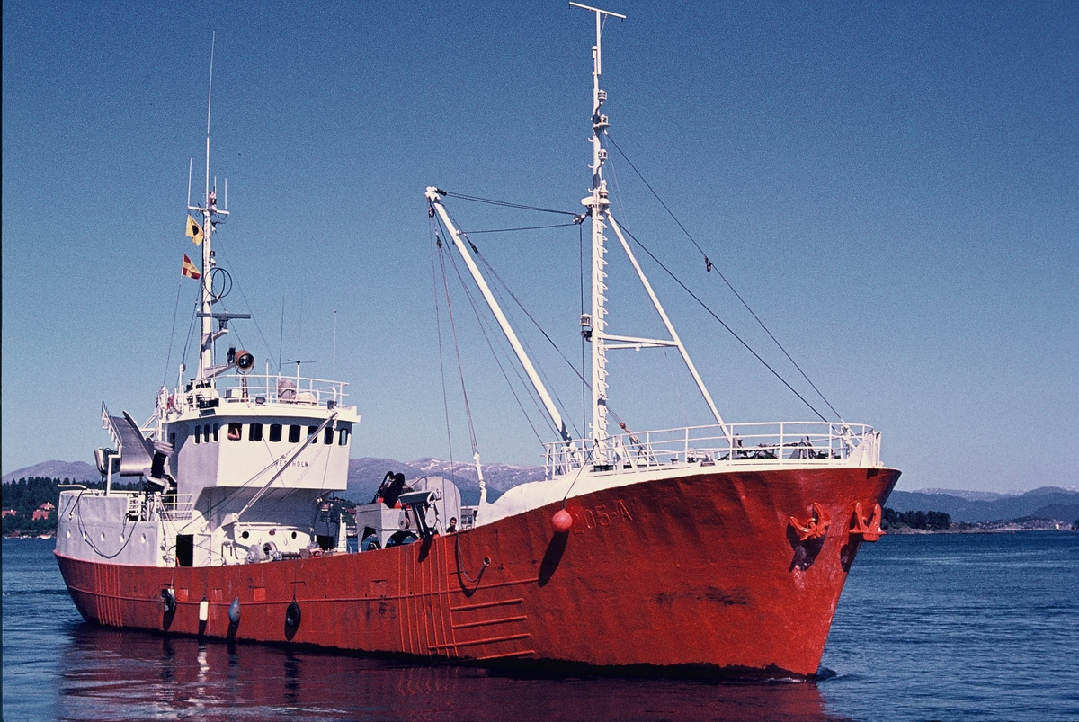 Fiskeskipet "M/S Vestholm" på sjøen. - Norsk Oljemuseum / DigitaltMuseum