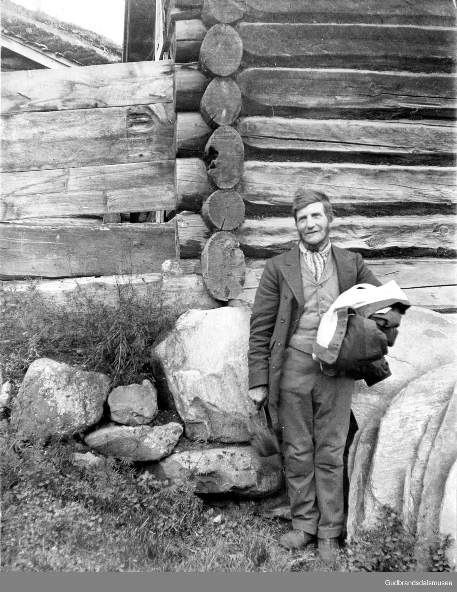 Mosling på Klones. Budde i "Moslingstugu" nederst i Kveom, Vågå. ca ...