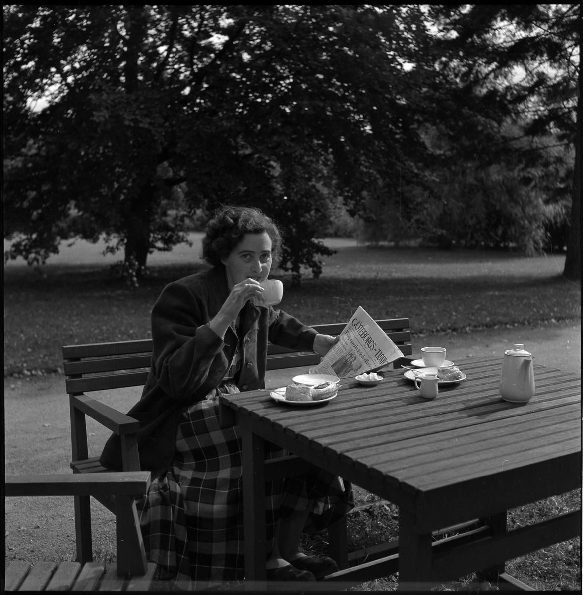 Kerstin Åsén dricker kaffe i Plantaget, sept 1950 - Alingsås museum ...