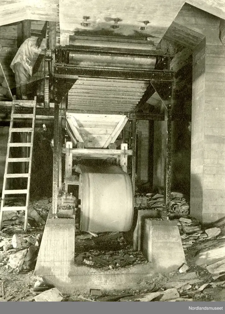 Jakobsbakken. Under transportbandet som sørget for transport av malm ...