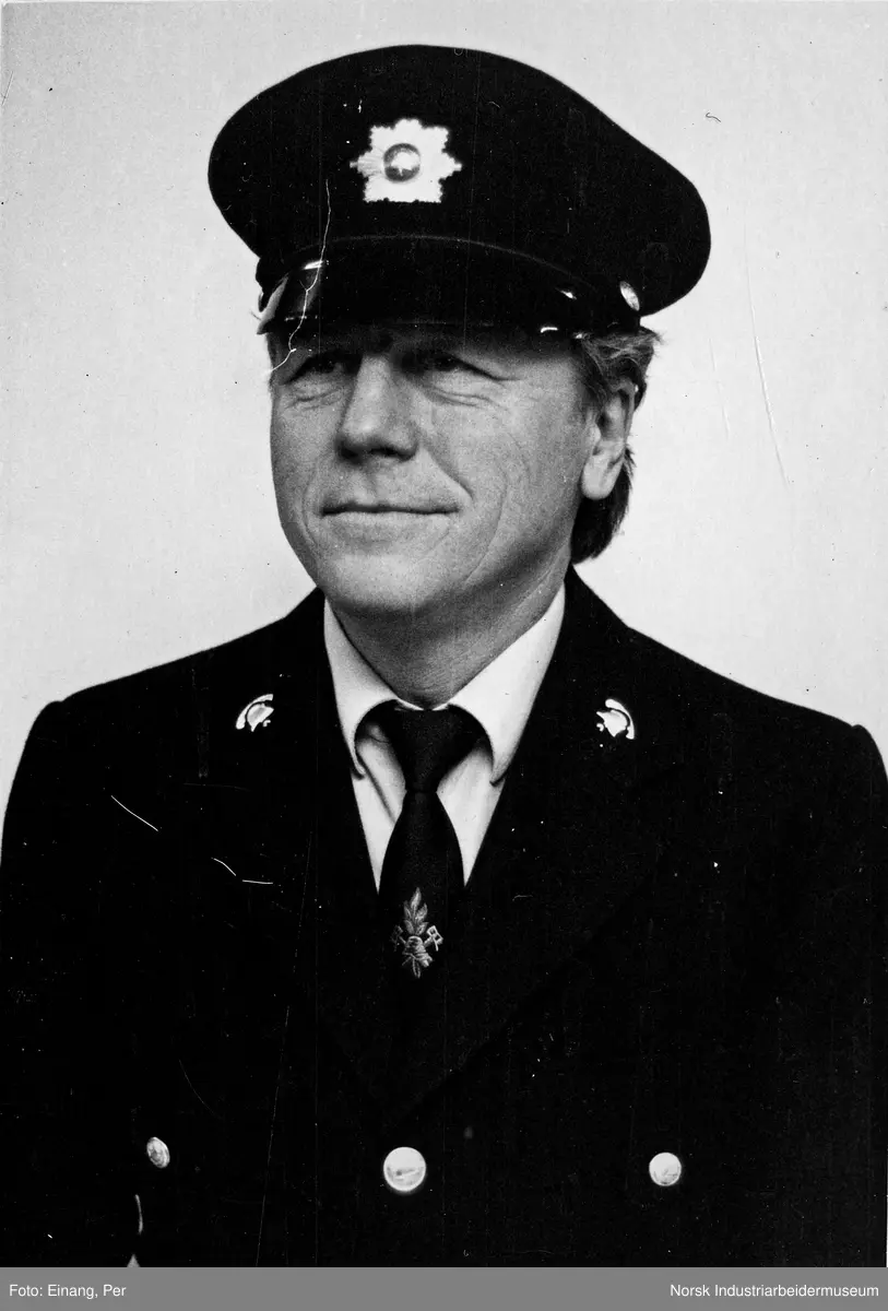 Portrett brannmann i uniform. - Norsk Industriarbeidermuseum ...