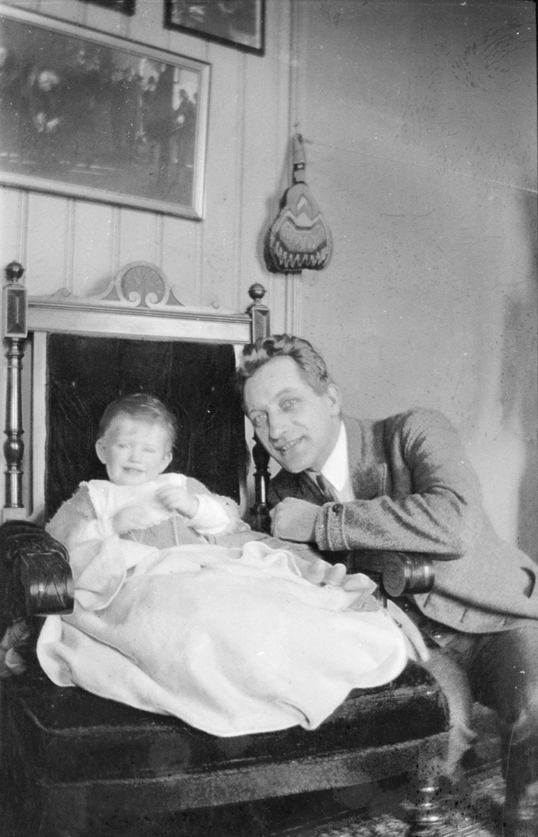 Portrett av far og barn, Alf S. Rustad og datteren Elin - Maihaugen ...