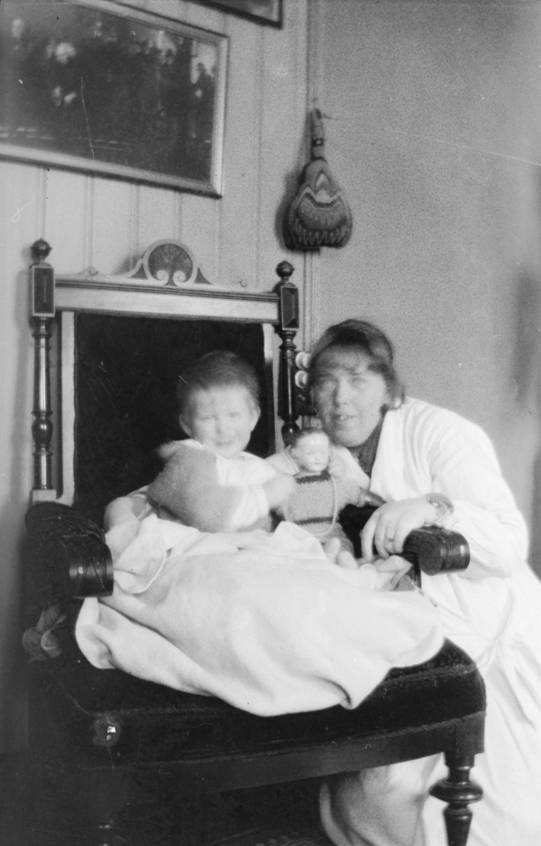 Portrett av Tora Løvold Rustad og datteren Elin fotografert av ektemann ...