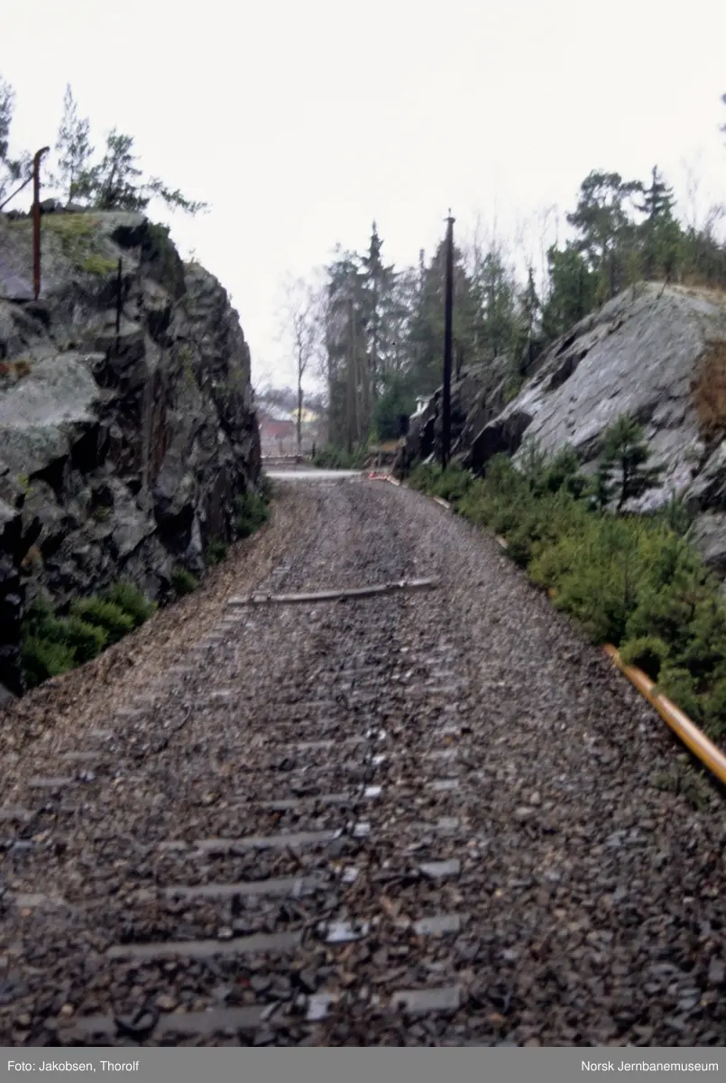 Nedlagt del av Østfoldbanen sett mot syd, ved Karderudveien, like nord ...