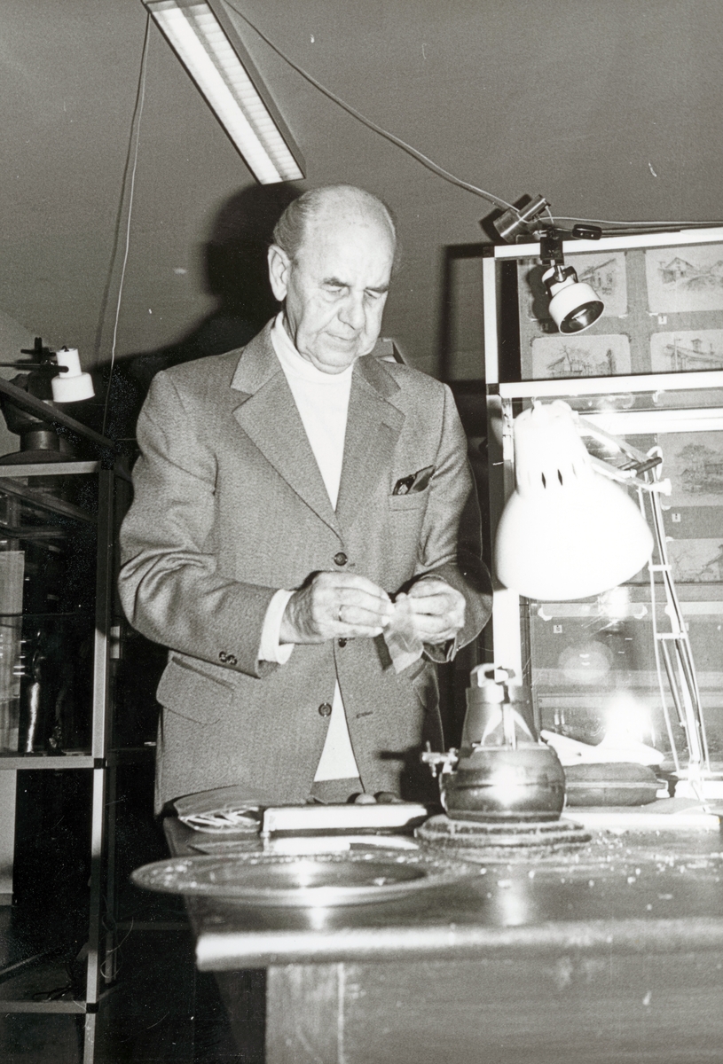 Knut Knudsen, gravör, år 1979. Fotograf Gunnel Bellviken. - Köpings ...