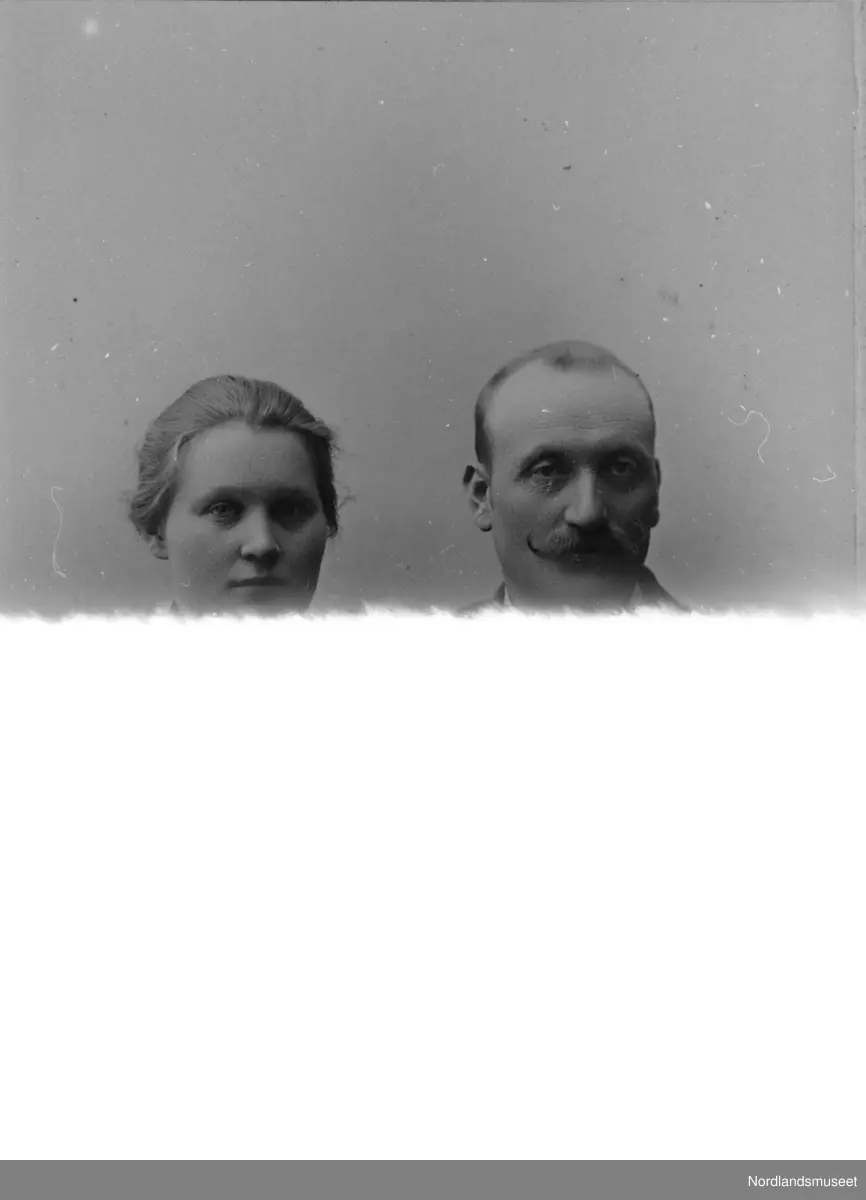 Anna lind og Johan Lind. Tatt i 1905. (Kun halve bildet p.g.a. feil på ...