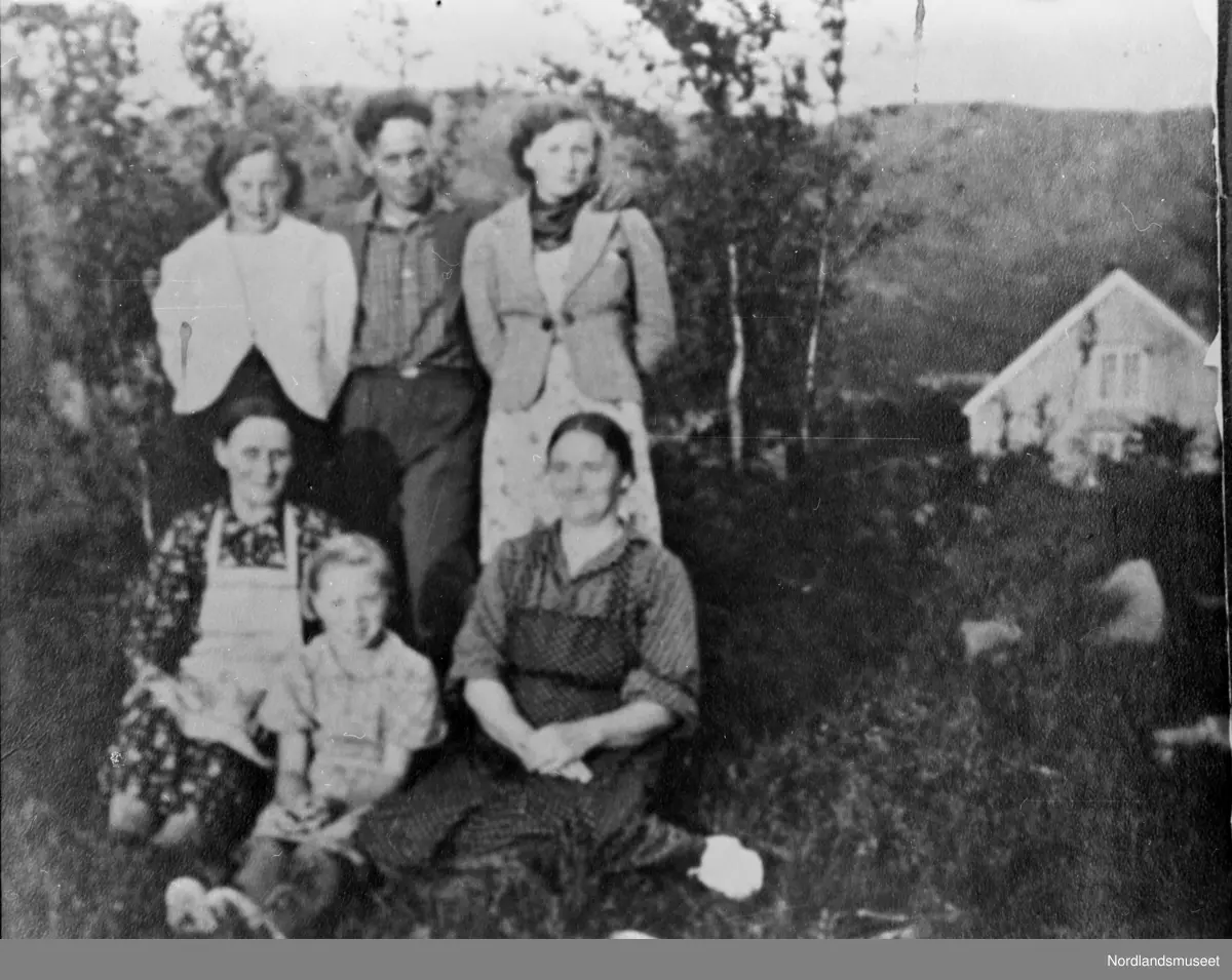 Bak: Mina, Peder og Astrid. Foran: Jentine A., Solveig A. og Lovise A ...