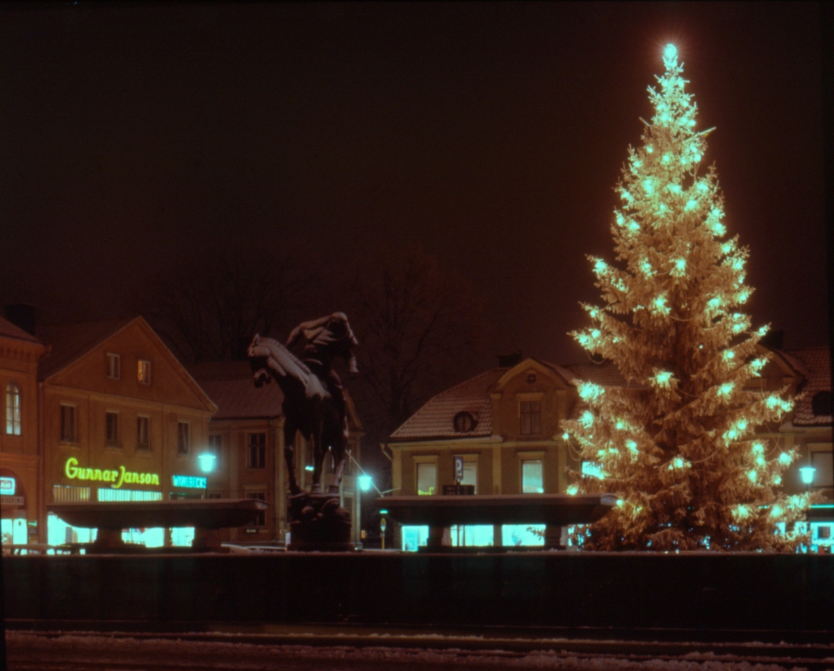 Stora torget med julgran och Folkungabrunnen i vinterskrud ...