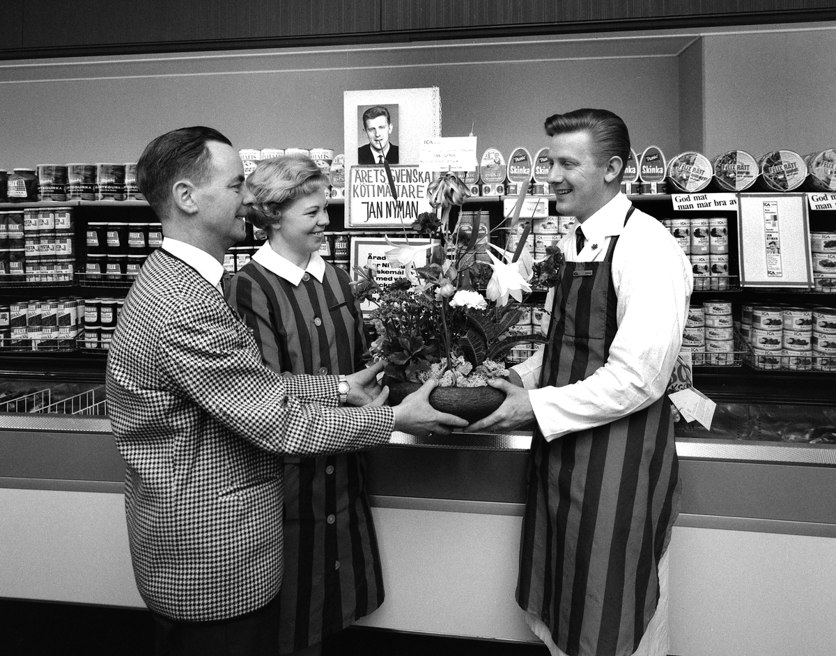 Årets svenska köttmästare Jan Nyman på ICA hallen i Berga centrum, 1967 ...