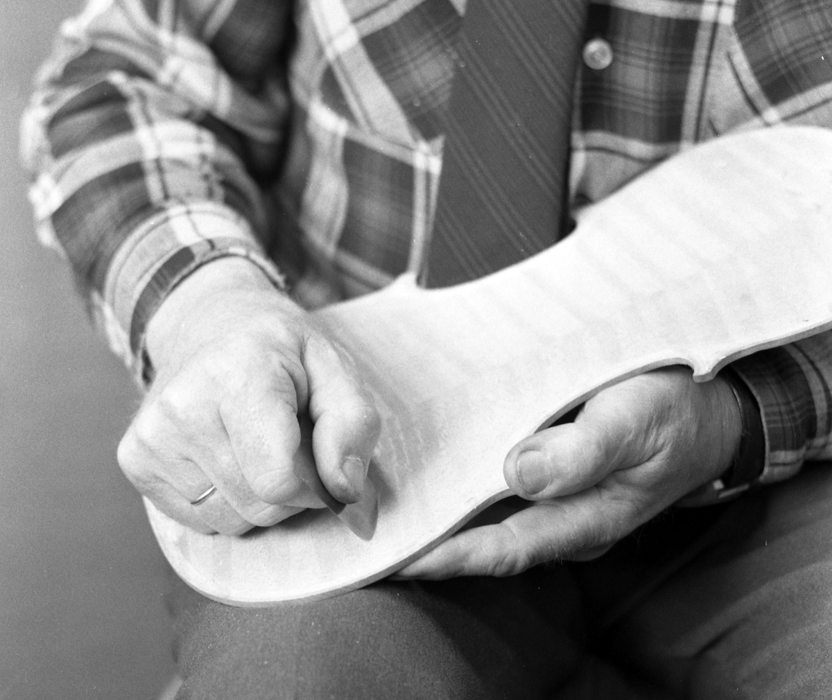 Felemaker. Pussing av lokk og bunn med sikling. - Anno Glomdalsmuseet ...