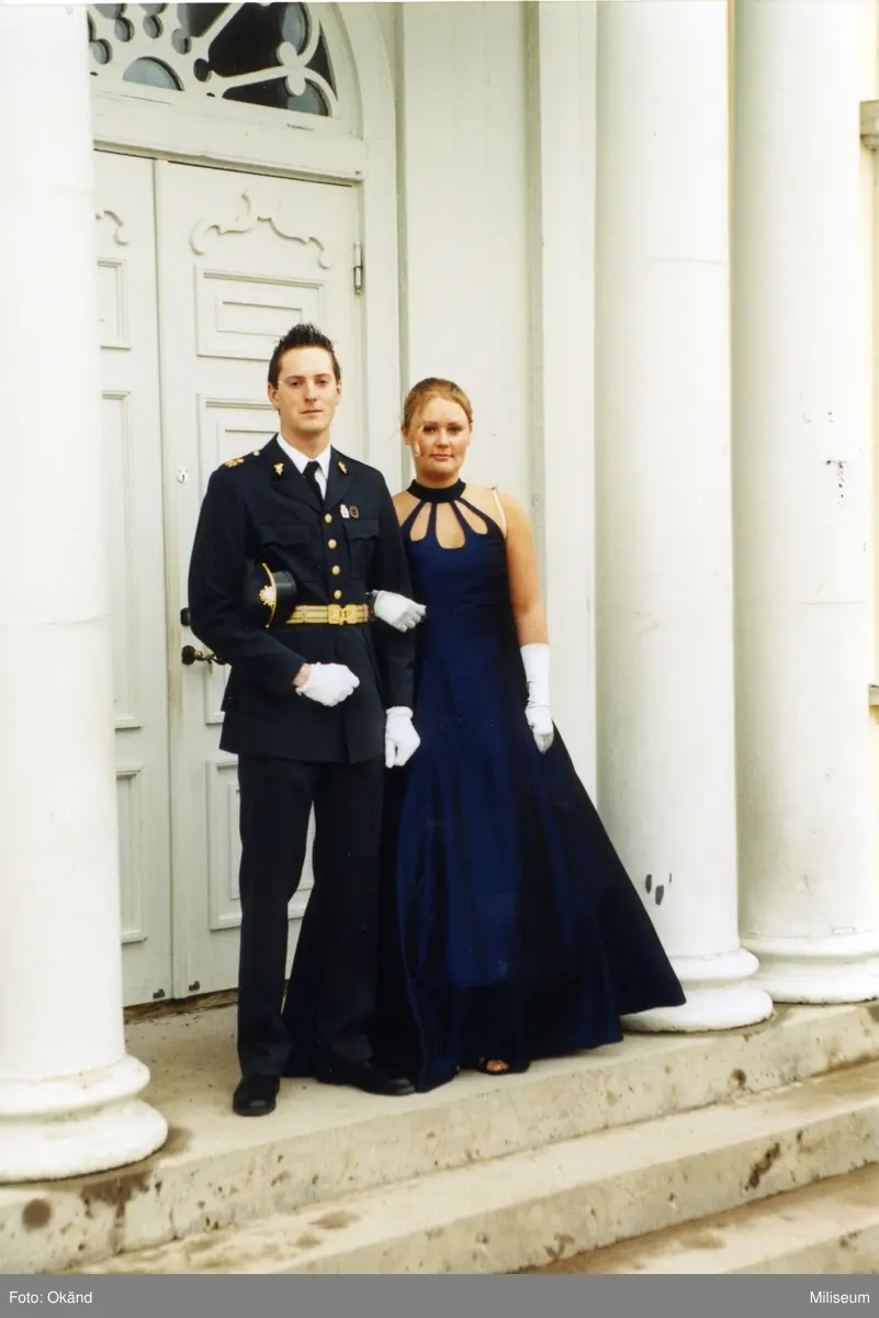 Kadettbal. Okänd par på trappan till Mäss Trianon. - Miliseum ...