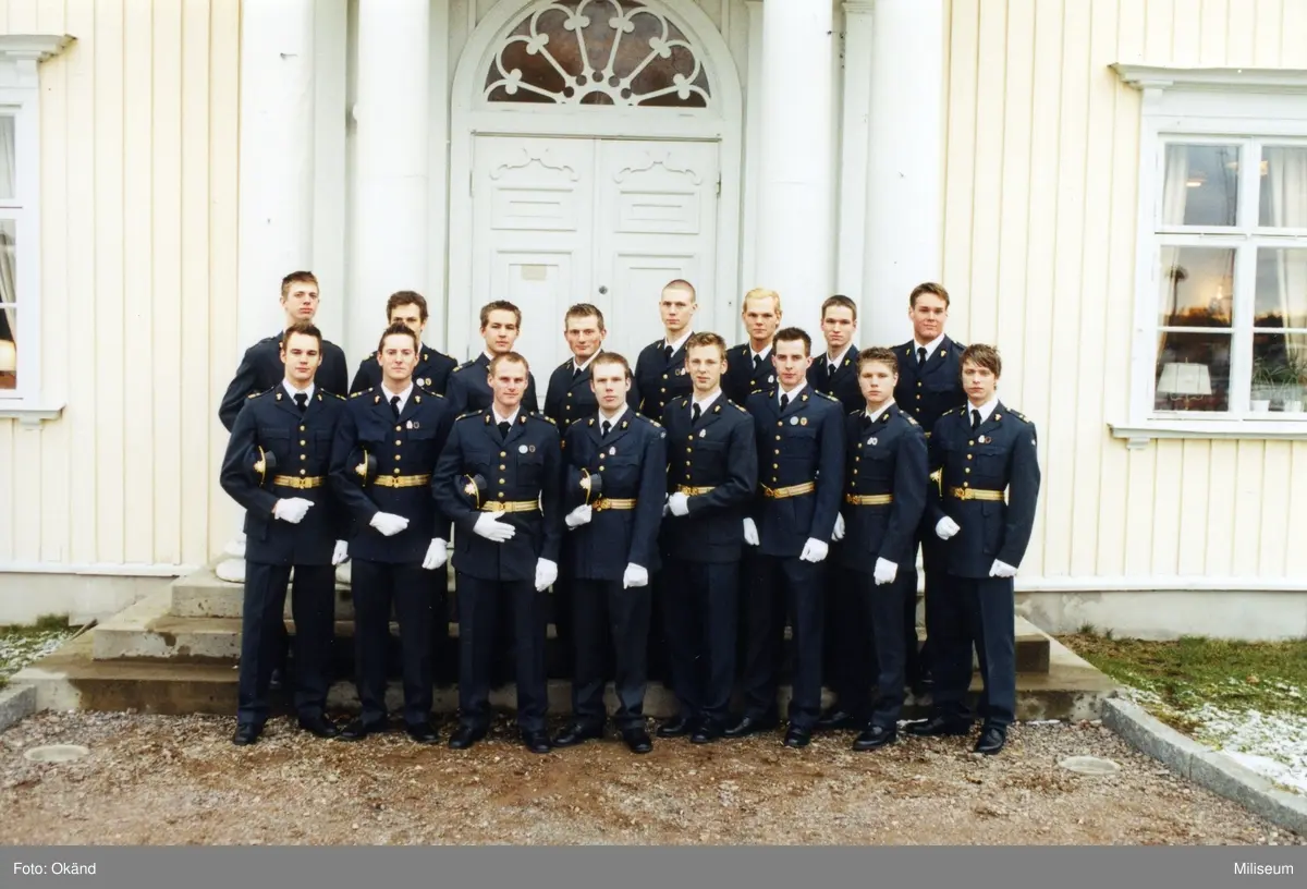 Kadettbal. Okända kadetter på trappan till Mäss Trianon. - Miliseum ...