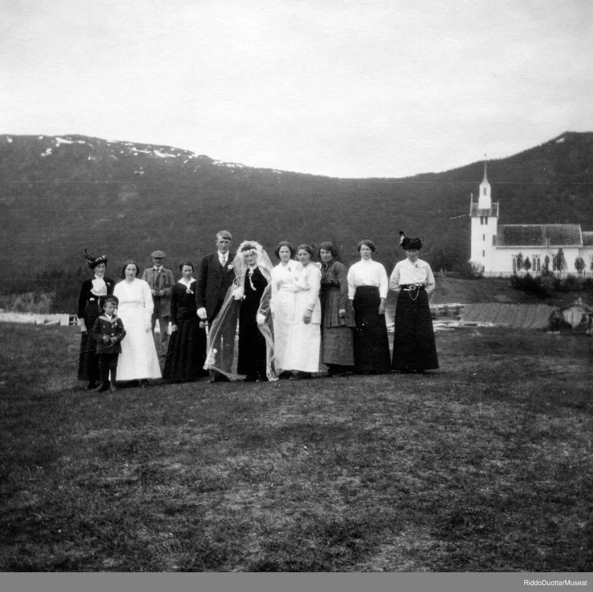 Náittosbárra ja guossit girkugieddis, girku duogábealde. Brudepar med ...