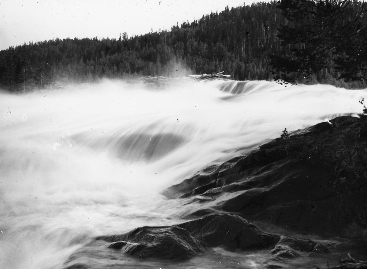 En fors i Ångermanälven. Resele cirka 1925 - Västernorrlands museum ...