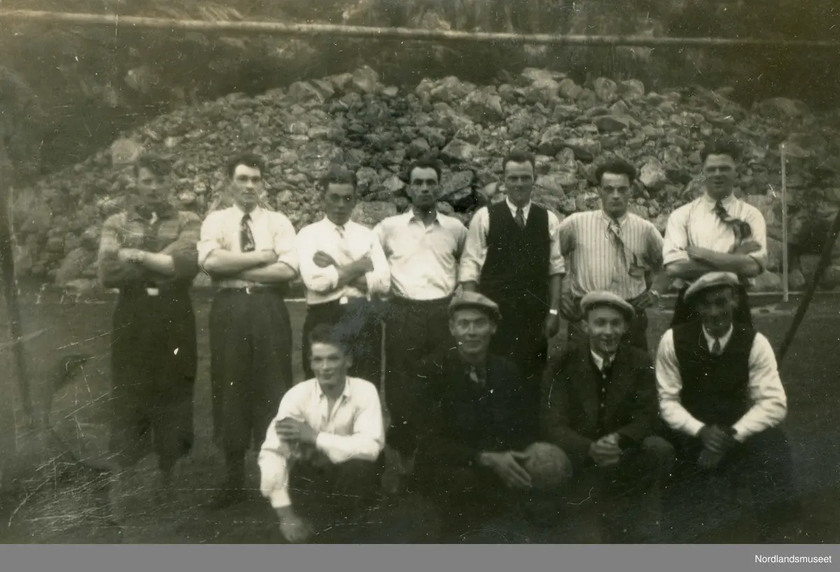 Fotballaget fra Nordskot. Bak fra venstre: Sivert Lund, Håkon Lund ...