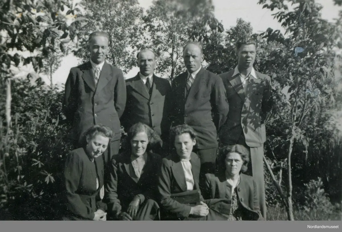 Fire menn og fire kvinner fra Nordskot i Leiranger. Bak fra venstre ...