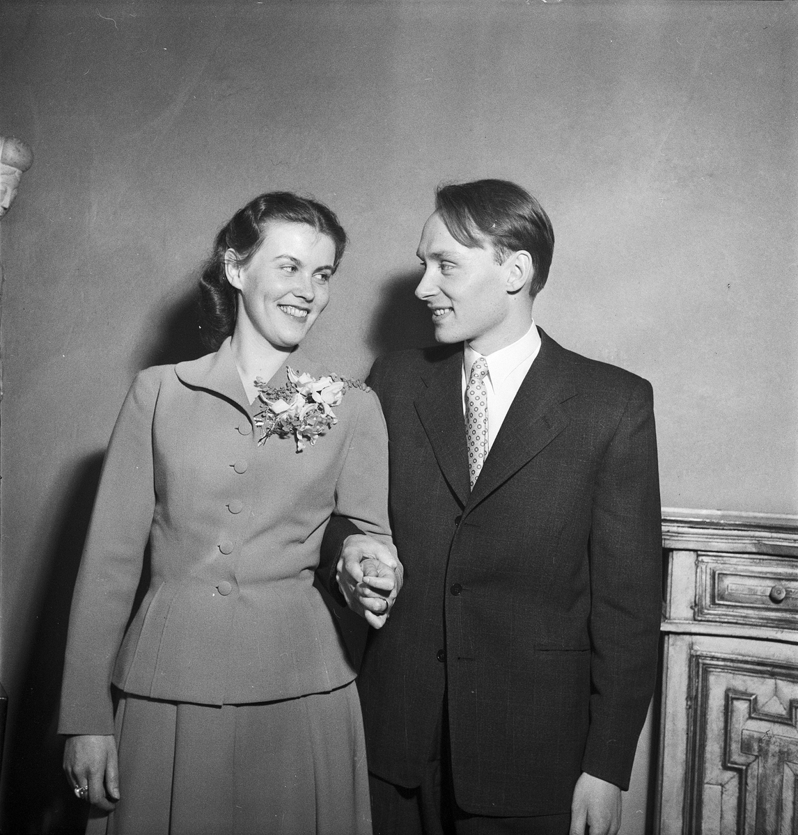 Kvinna och man håller varandra i handen, Uppsala - Upplandsmuseet ...