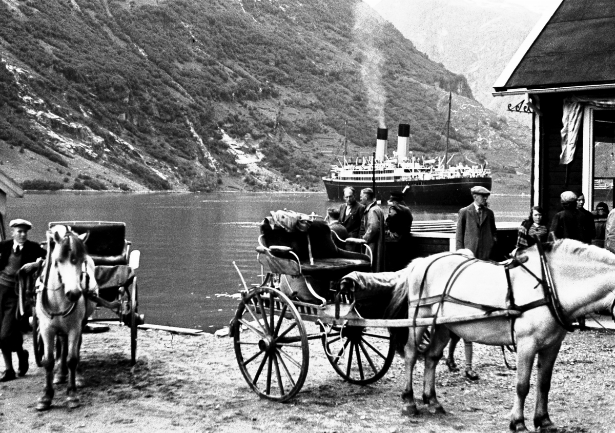 Prot: Geiranger Karjol ved bryggen - Norsk Folkemuseum / DigitaltMuseum