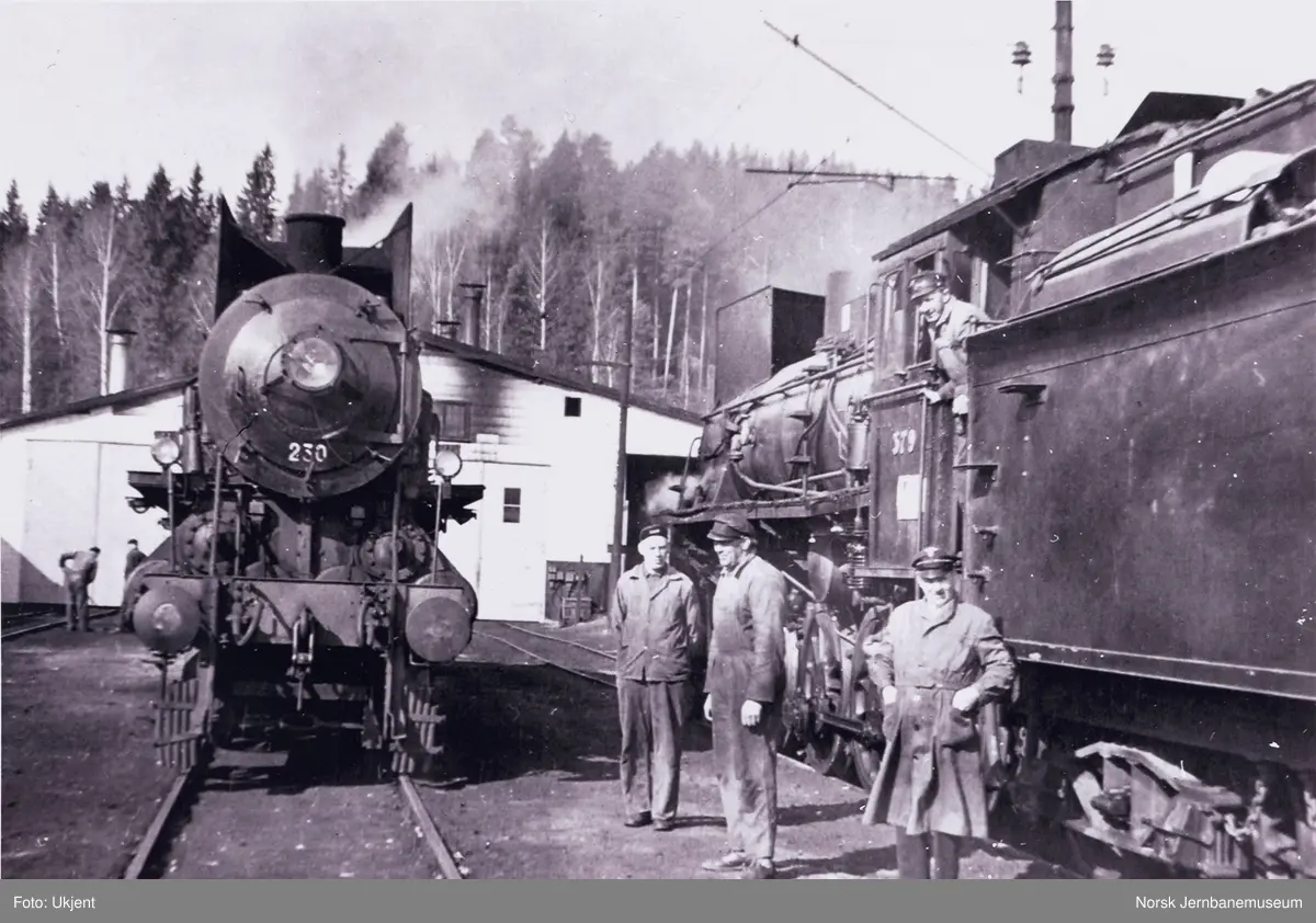 Damplokomotiv type 26c nr 379 og 26b nr. 230 ved lokomotivstallen på ...