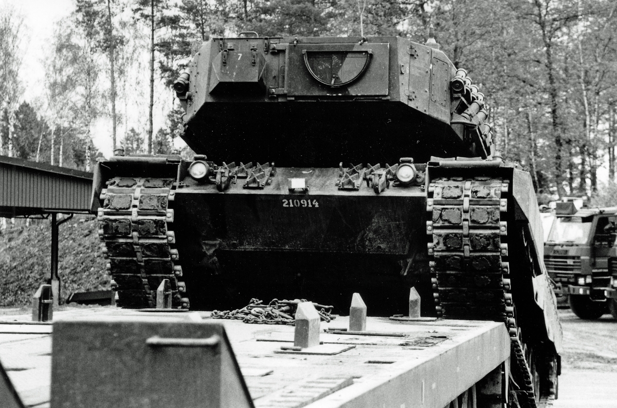 Lastning av stridsvagn för lastbilstransport - Garnisonsmuseet ...