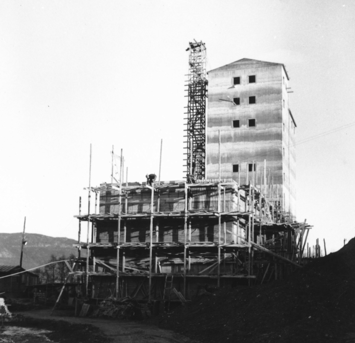 12 bilde frå bygginga av Bø mølle 1952-53. Bygging av "lågbygget ...