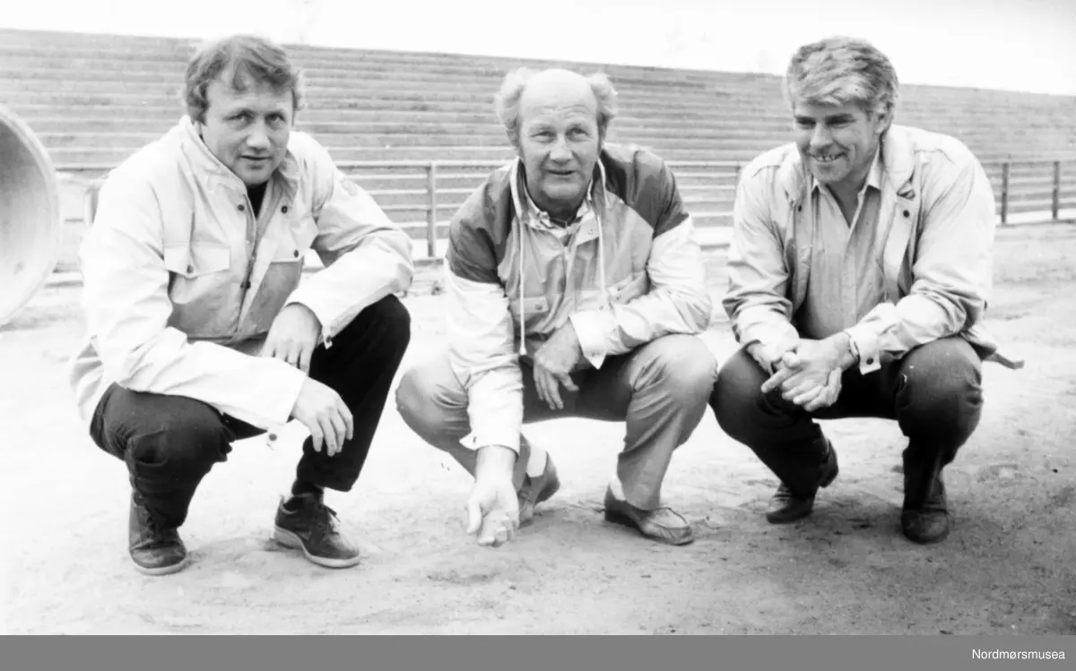 Fv Per Arne Williamsen, idrettssekretær Karl Gundersen, NN. Bildet er ...