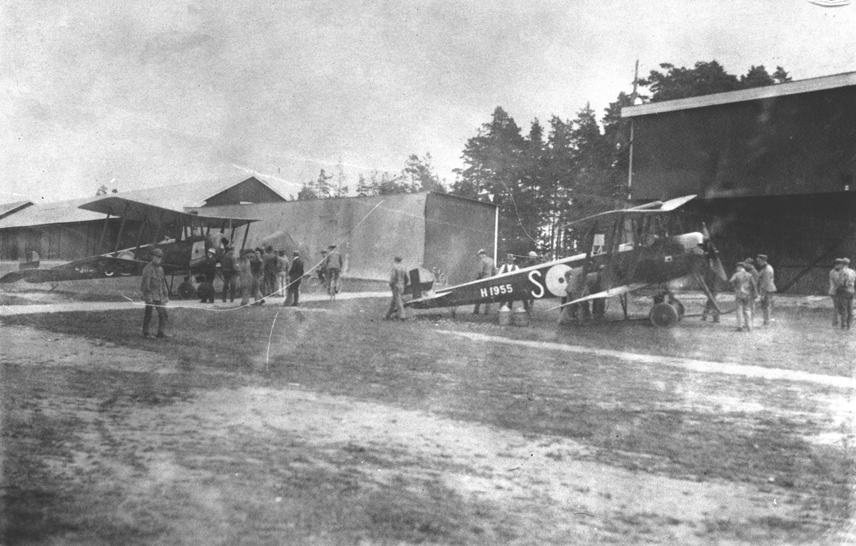 Två civilregistrerade flygplan Avro 504, tillhörande PO Flygkompani ...